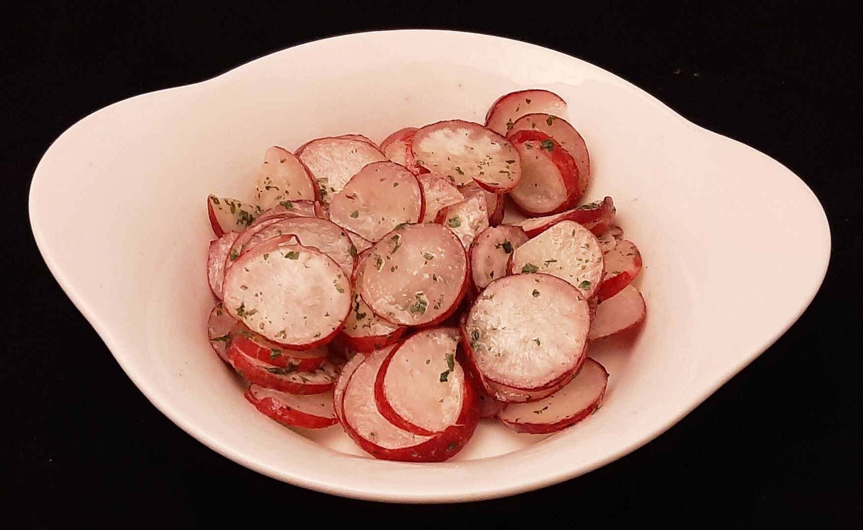 Salade de radis roses. Une recette d'entrée froide persillée rapide à faire
