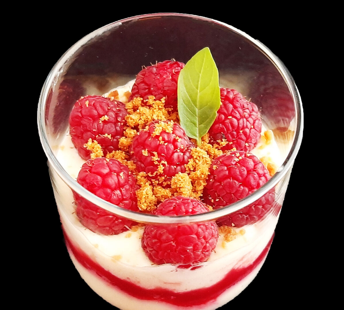 Verrines framboises mascarpone et spéculoos. Dessert aux fruits rouges
