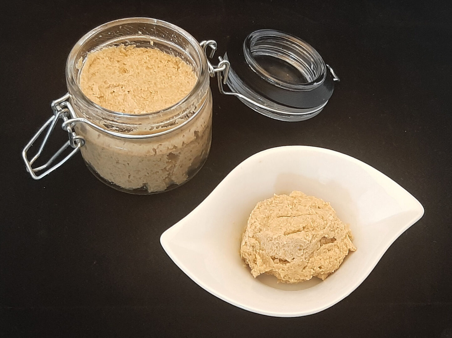 Moutarde à l'ancienne maison. Recette pour accompagner les plats