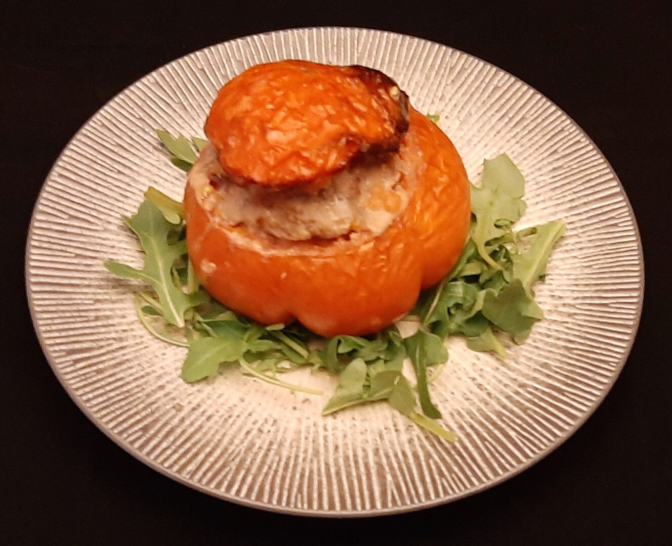 Tomates farcies au four. Recette à l'ancienne façon grand-mère.