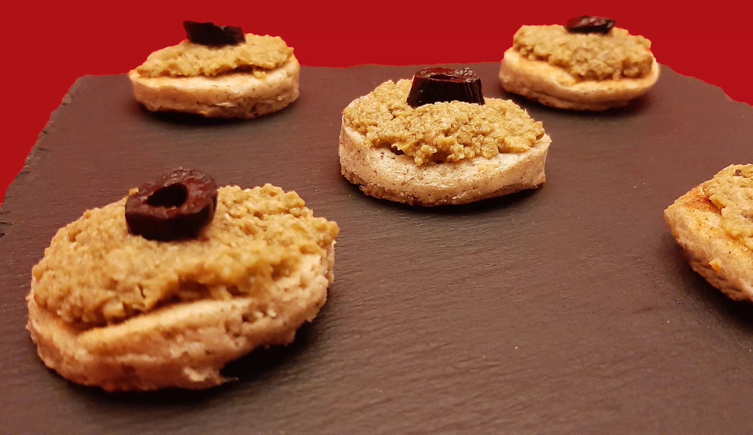 Blinis tapenade verte. Une recette de toasts apéro pour Noël.